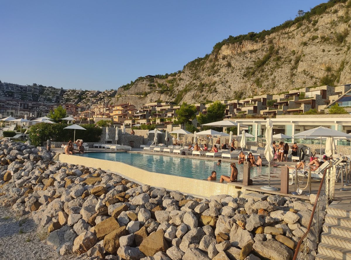 Spiaggia Costa Dei Barbari - Sistiana (TS) - prenotazione online | Spiagge.it